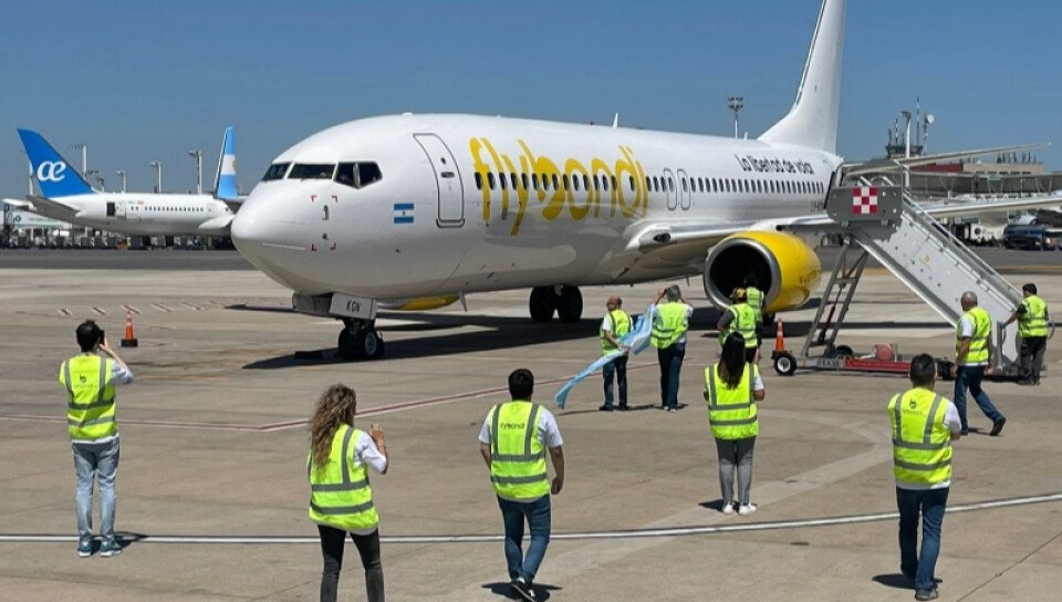Flybondi recibió su décimo avión y tiene dos más en camino (se acerca a ...