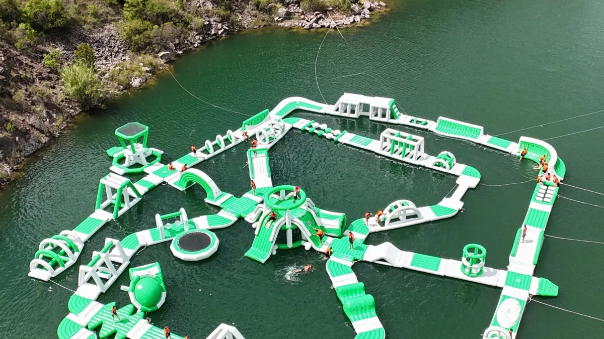 Ola Park: el parque acuático inflable de 2.500 m2 que mueve la ...